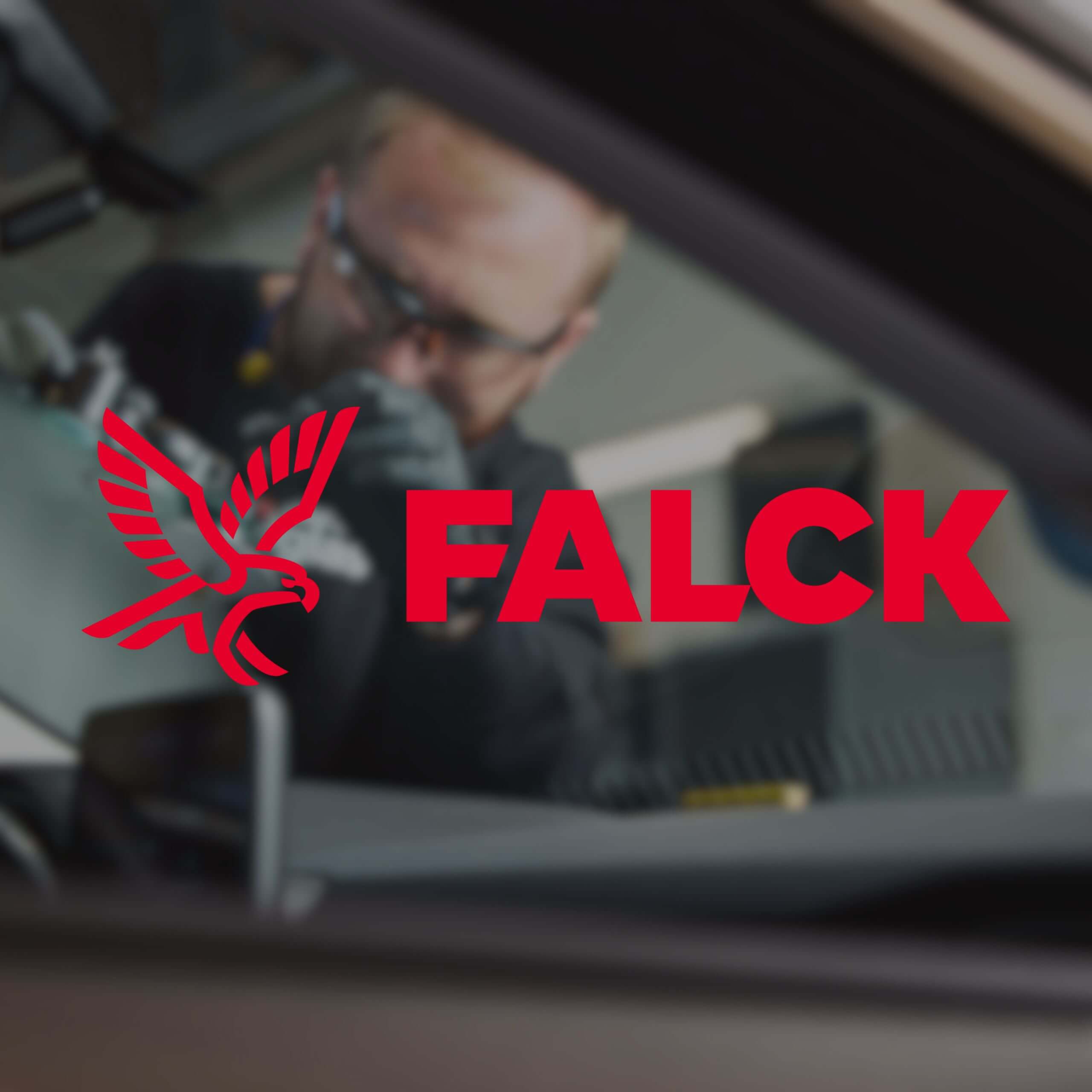 Falck Vejhjælp anbefaler Dansk Bilglas ved glasskade på bil